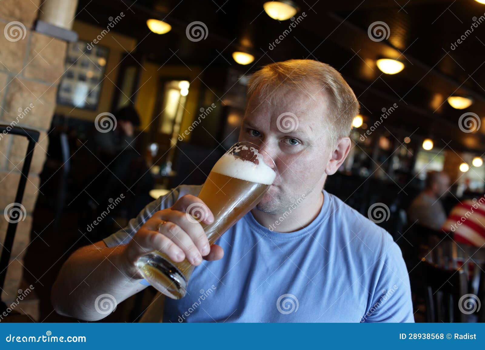 Mężczyzna pije piwo zdjęcie stock. Obraz złożonej z dorosły - 28938568