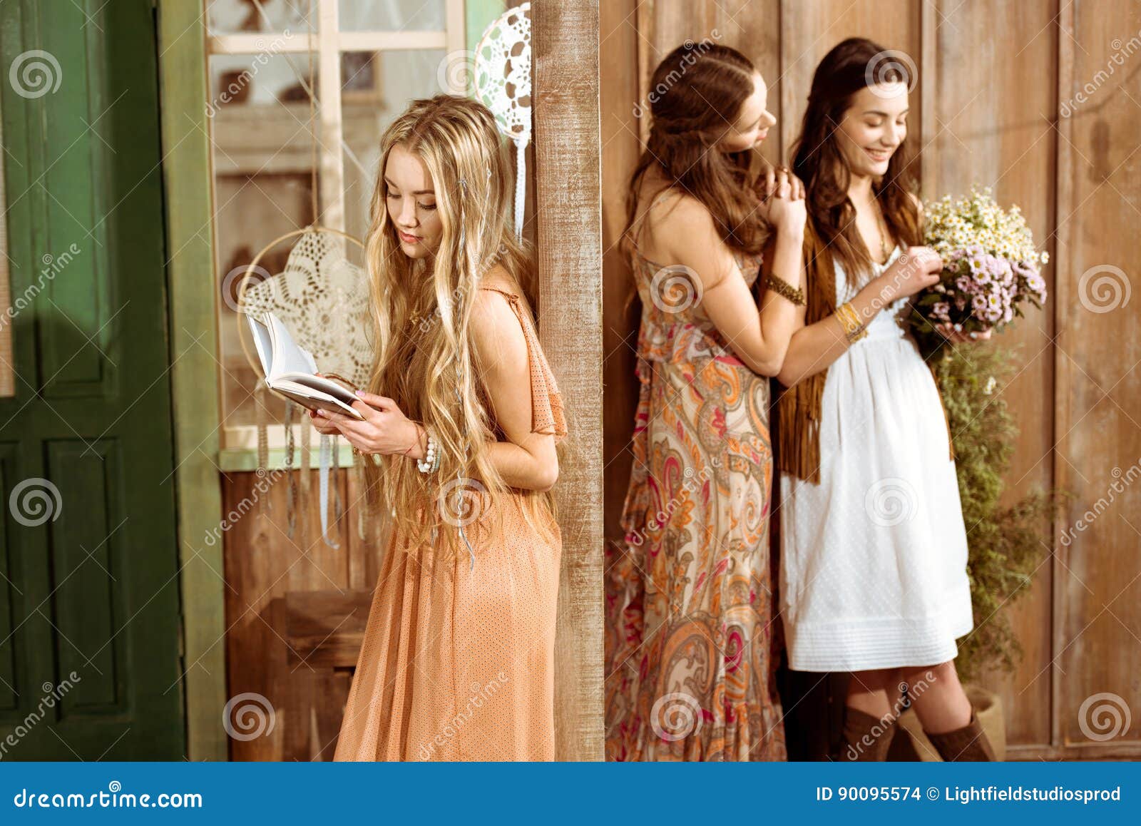 Młode hipis kobiety zdjęcie stock. Obraz złożonej z kwiaty - 90095574