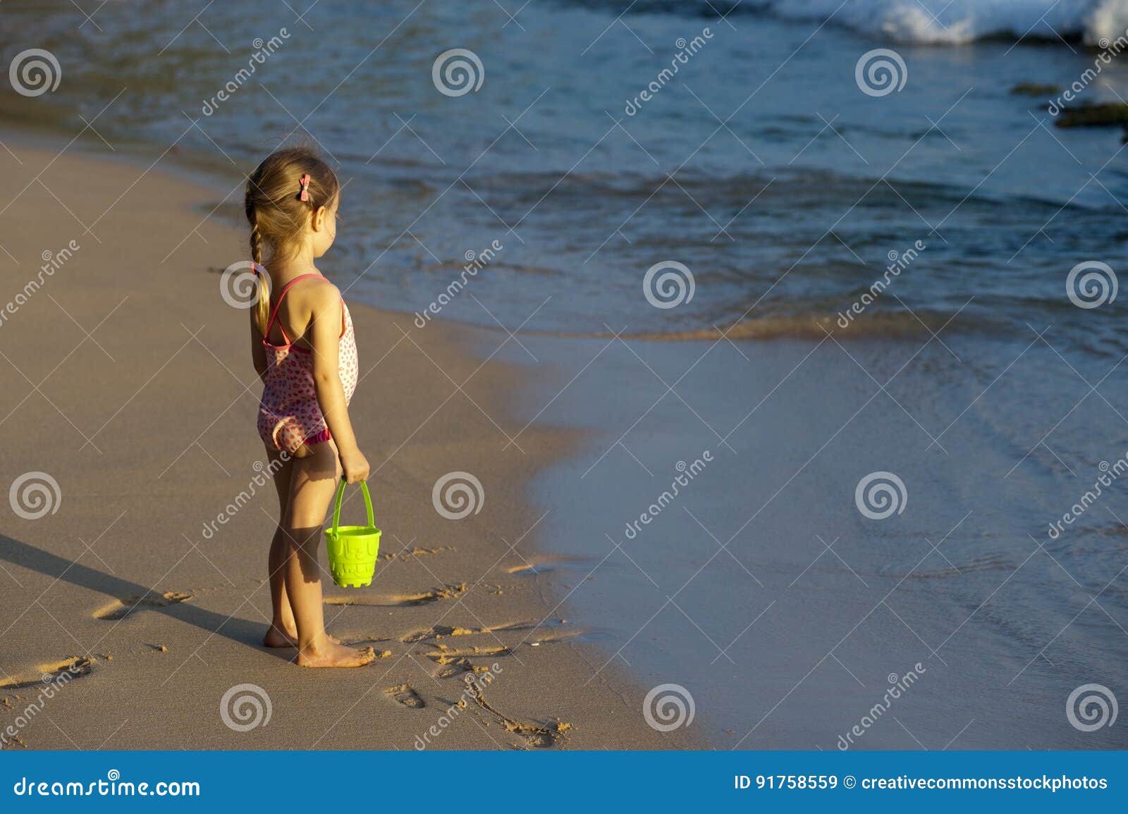 Mädchen Am Strand Bild. Bild: 91758559