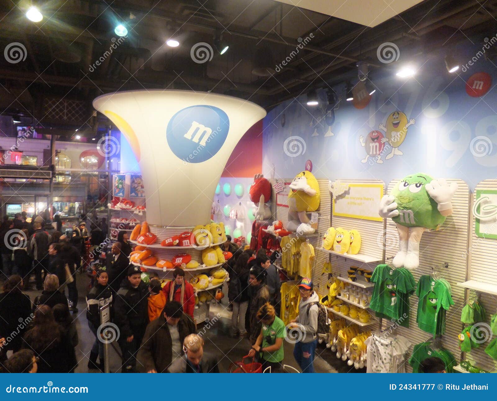M&M S World in New York Editorial Photography - Image of kids, statue ...