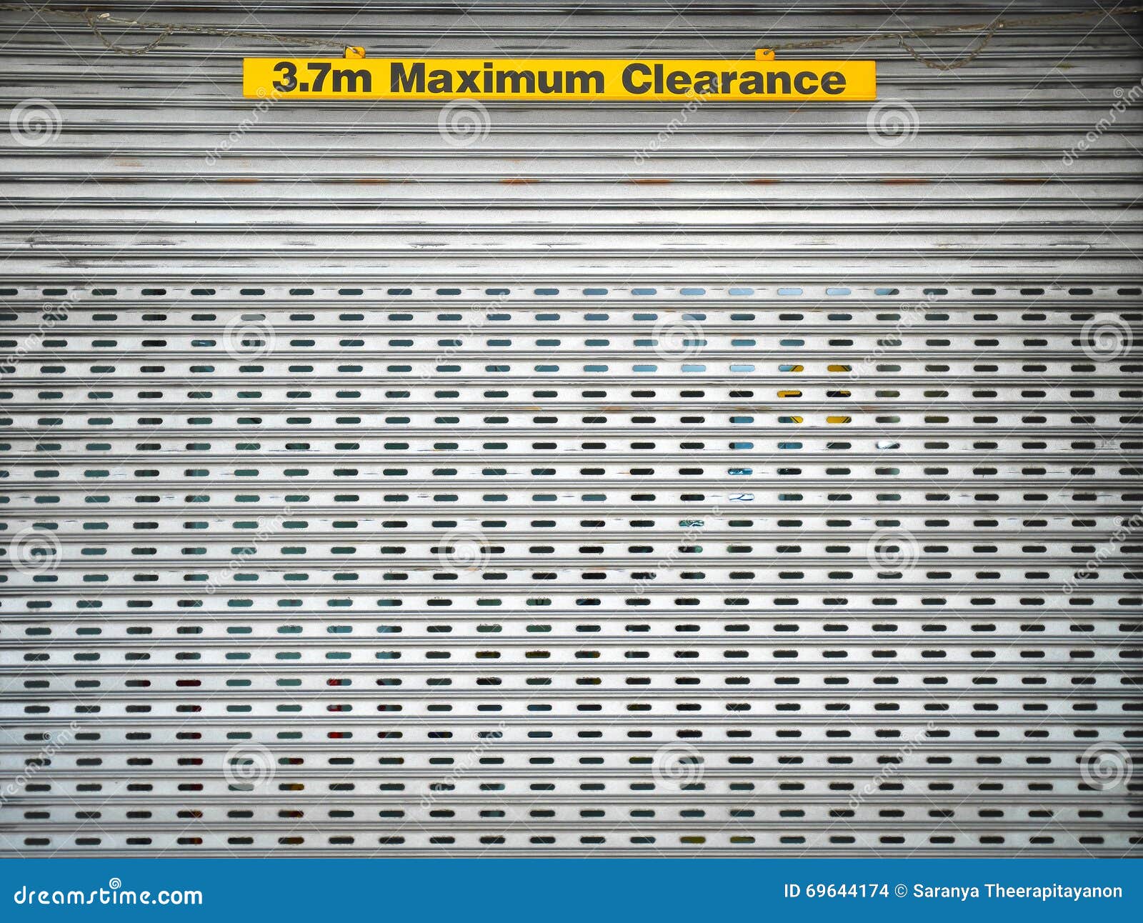 3.7m Maximum Clearance Sign Stock Photo - Image of gate, chain: 69644174