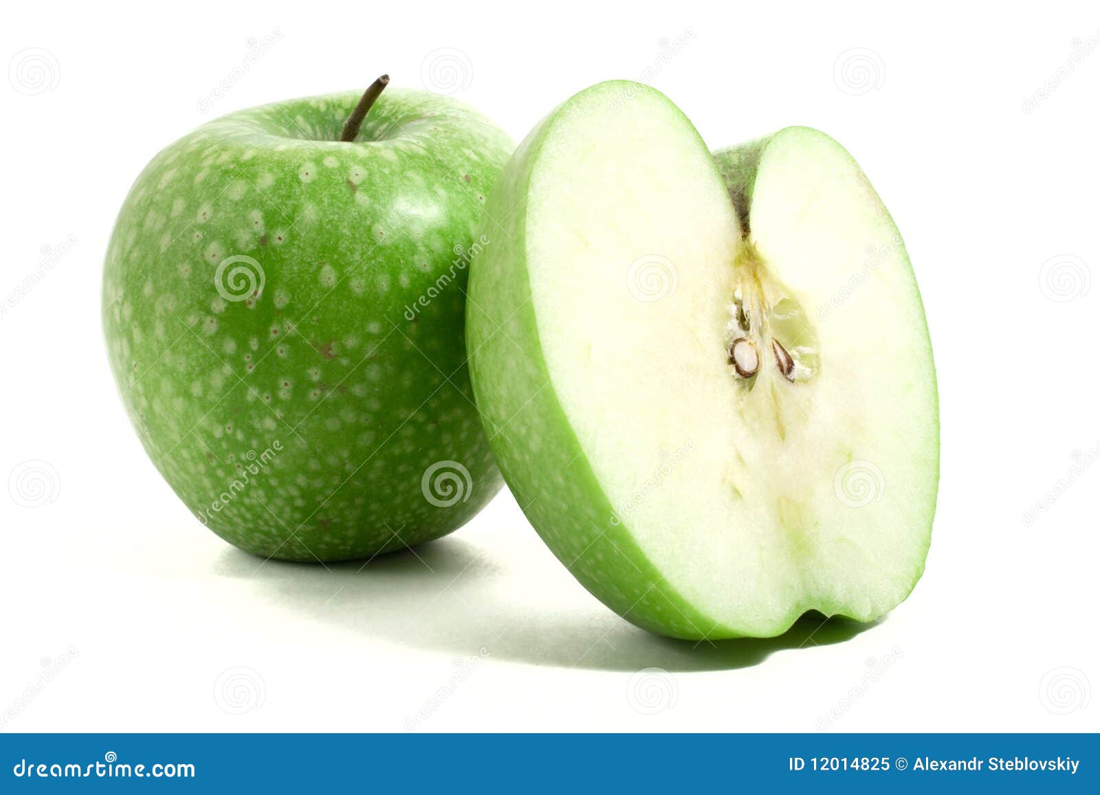 Maçã Verde Fresca Com Metade Imagem de Stock - Imagem de brilhante ...