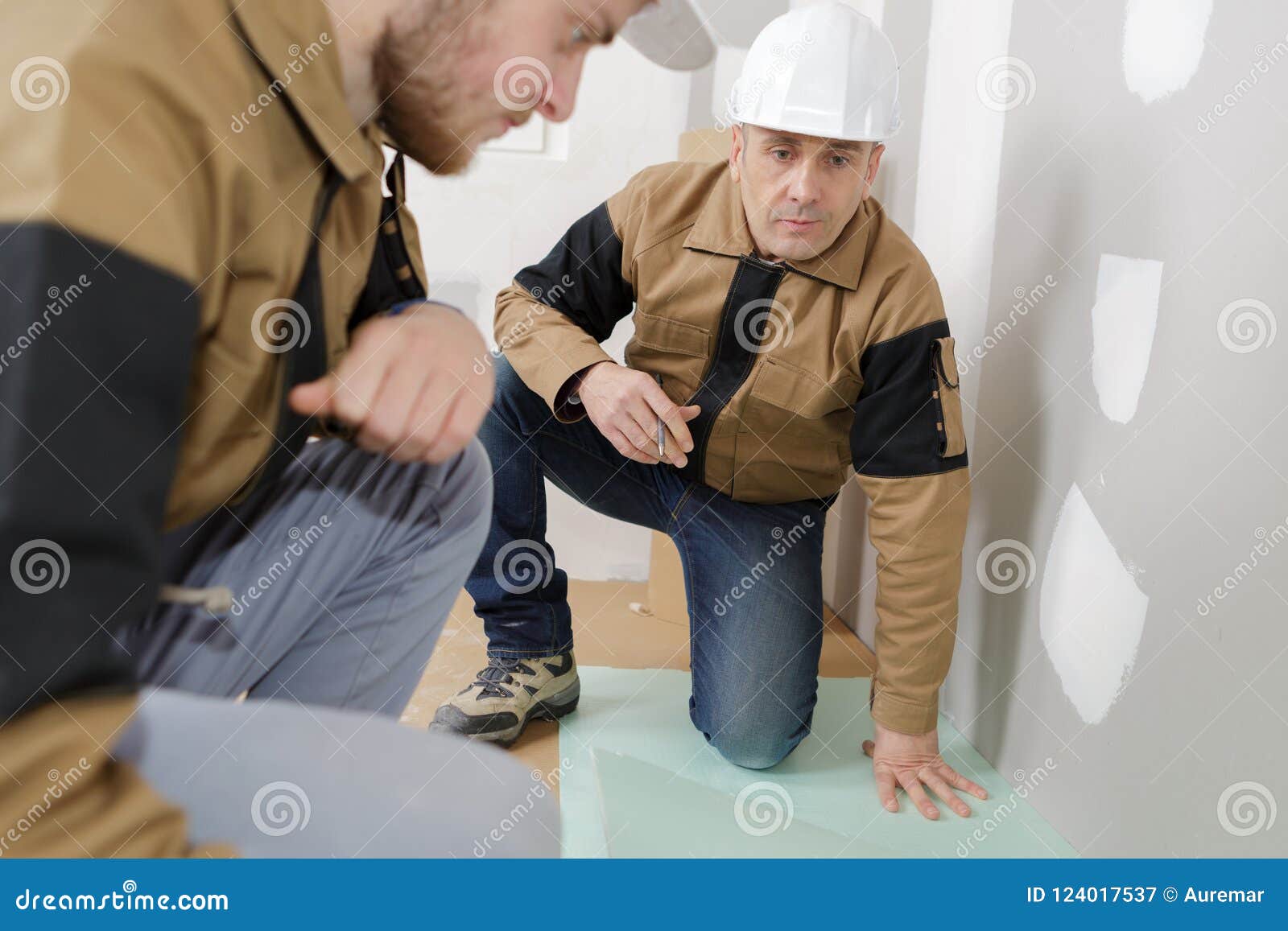 Maçon Au Travail Dans Le Chantier Image stock - Image du reconstruction ...