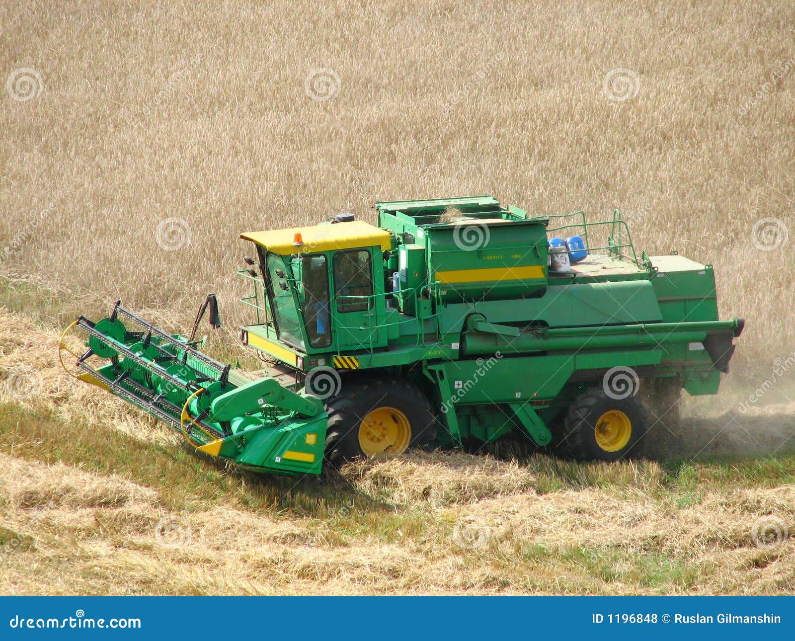 Maaimachine redactionele stock foto. Image of godvruchtig - 1196848