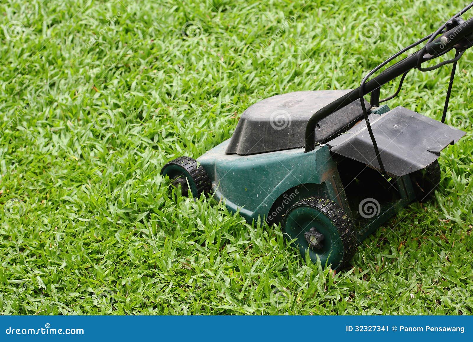 Maaimachine Die in Het Gras Lopen Stock Afbeelding - Image of maai ...