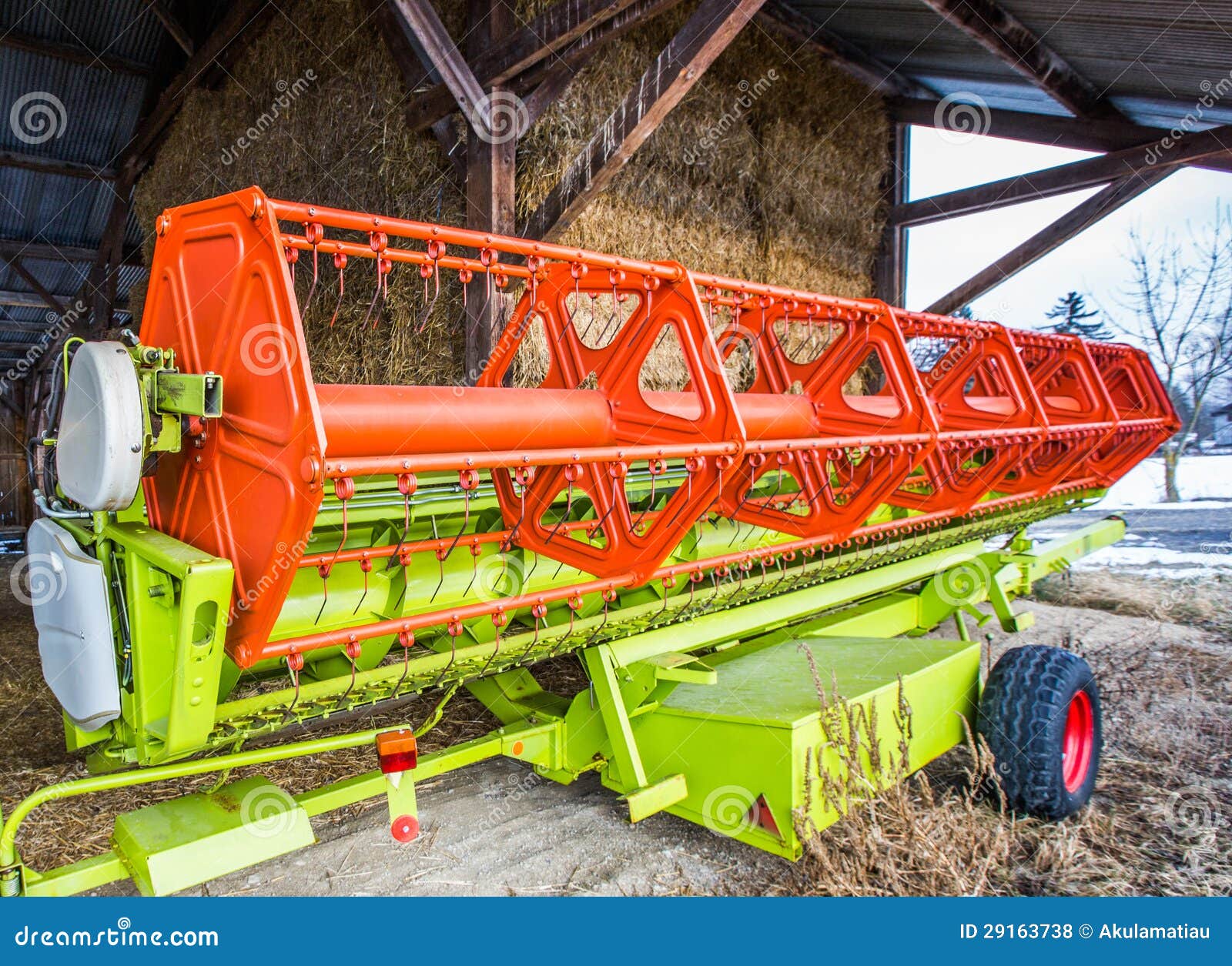 Maaimachine III Van De Tarwe Stock Foto - Image of platteland, schuur ...