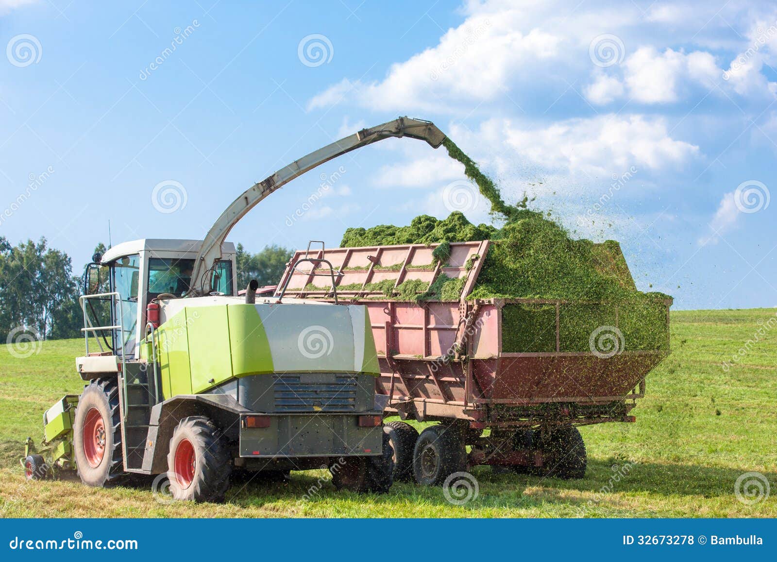 Maaimachine Tijdens De Landbouwwerken Stock Foto - Image of vrachtwagen ...