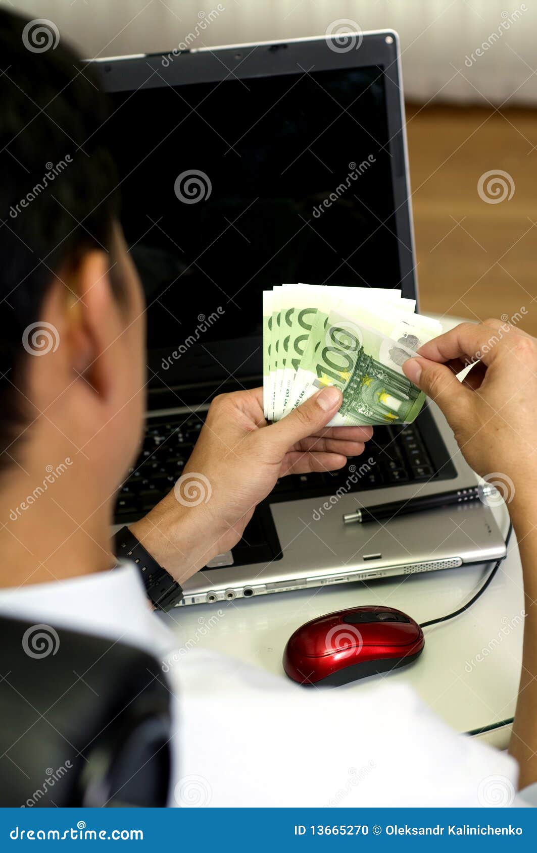 Maak geld met computer! stock foto. Image of leerling - 13665270