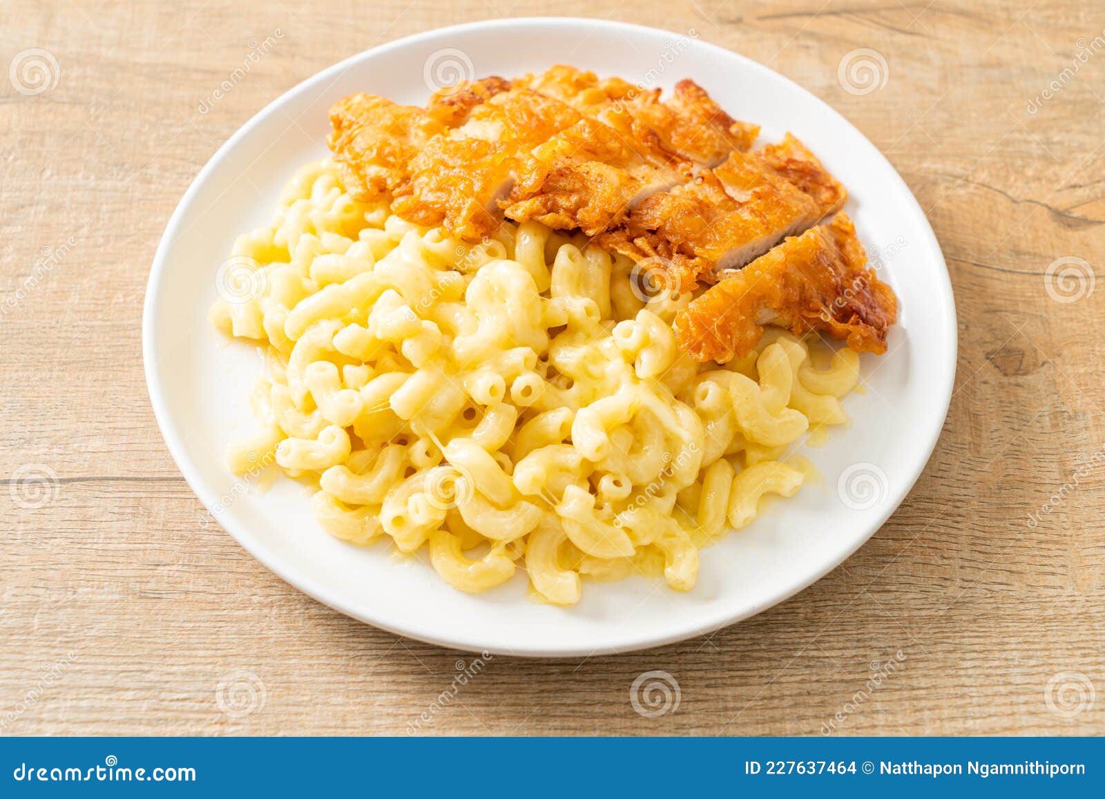 Mac E Queijo Com Frango Frito Foto de Stock - Imagem de cozido ...