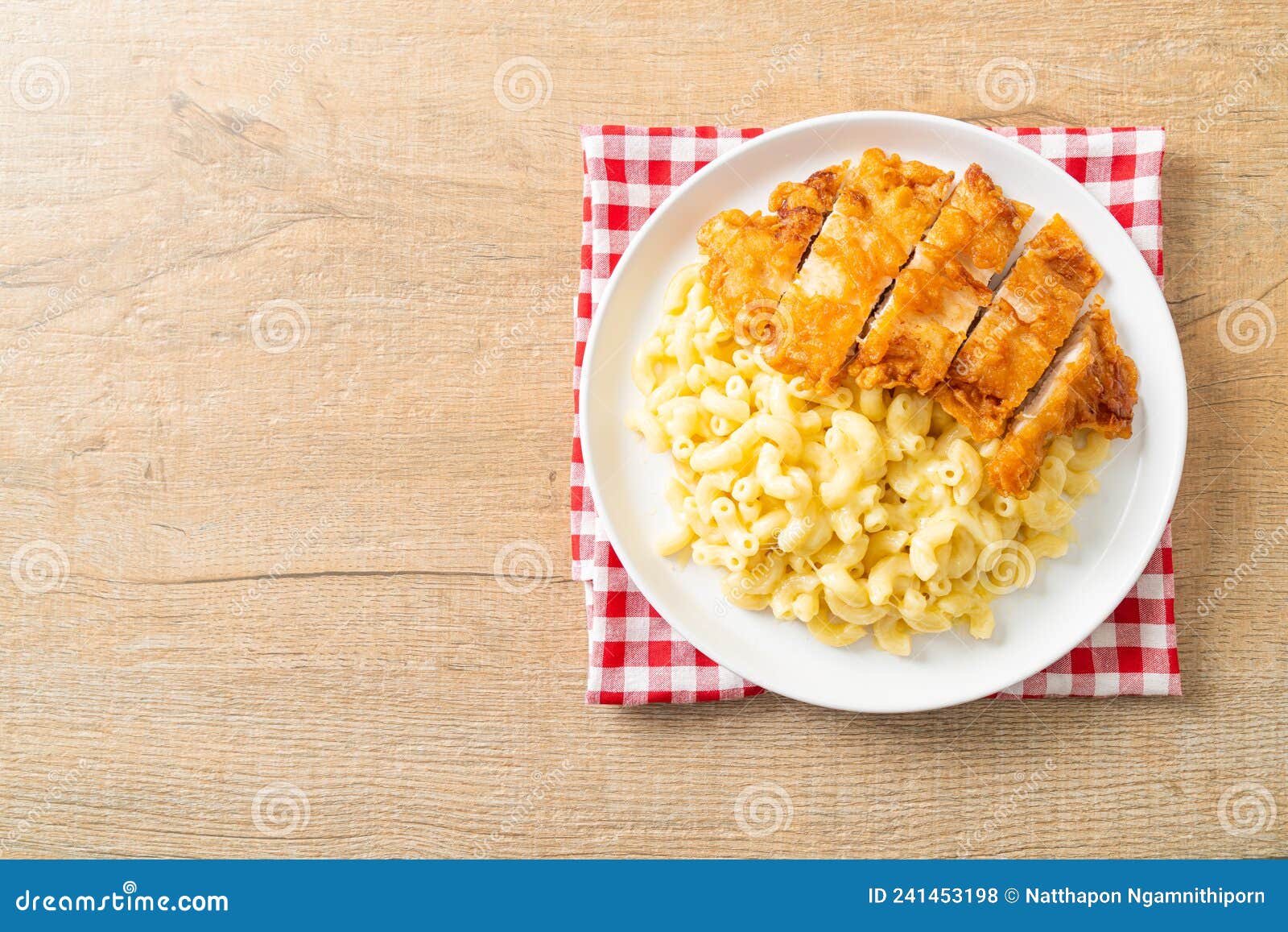 Mac E Queijo Com Frango Frito Foto de Stock - Imagem de americano ...