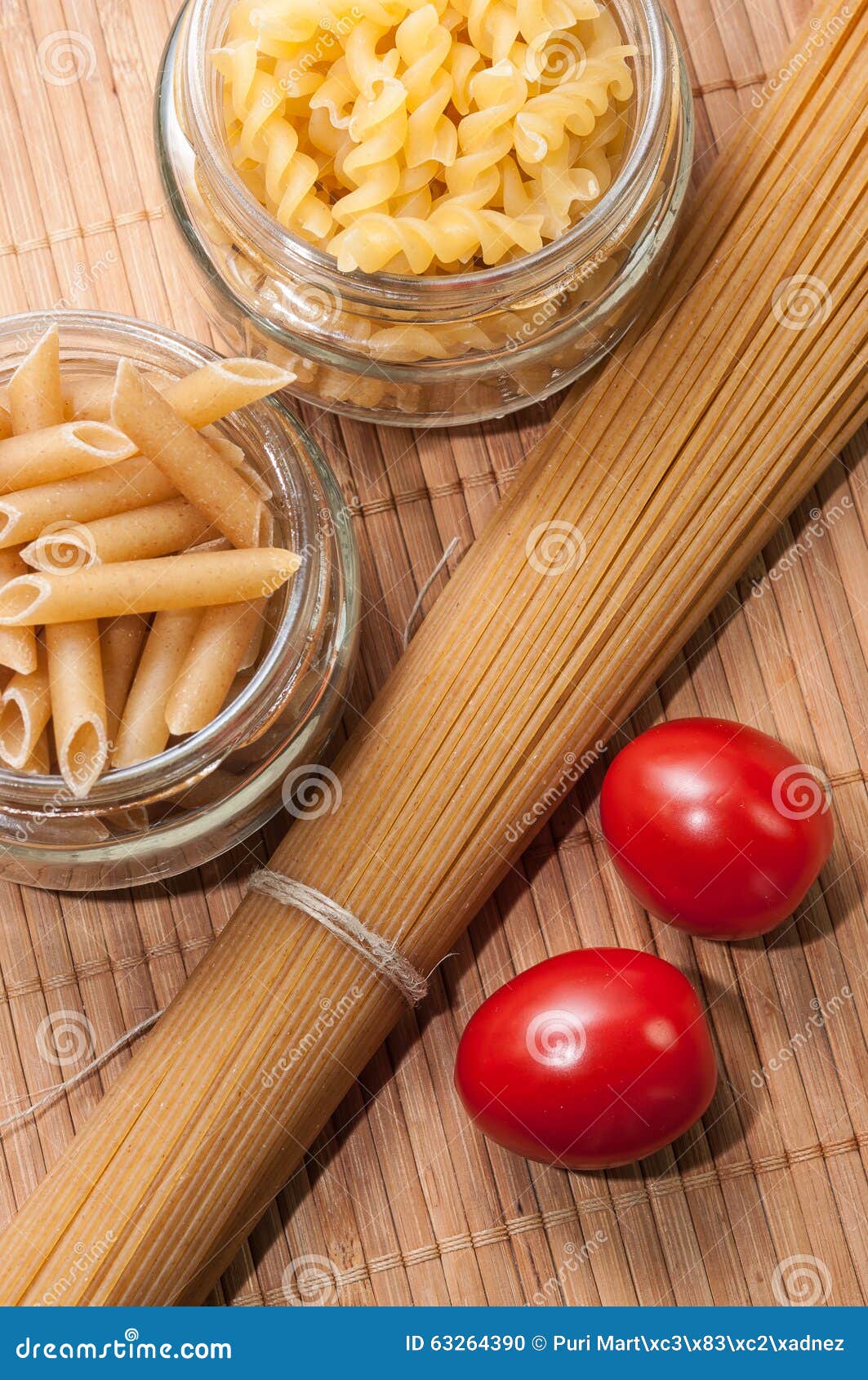 Macaroni, Spaghetti and Cherry Tomatoes on a Raffia Placemat Stock ...