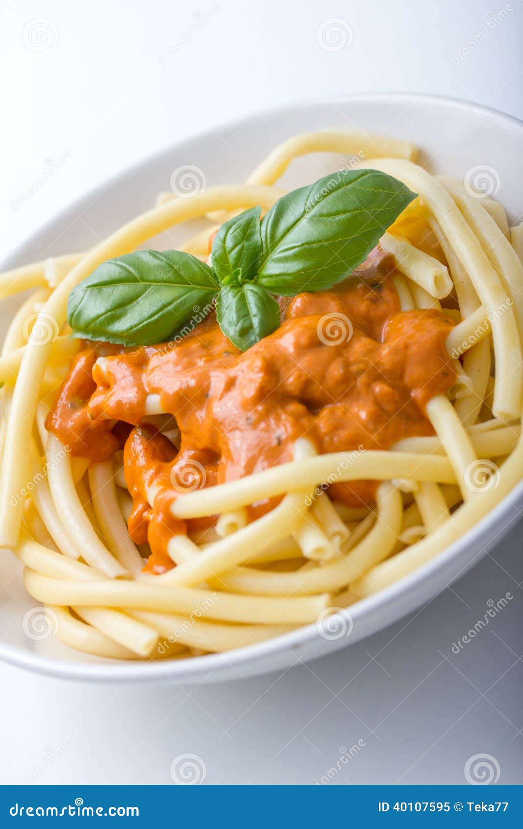 Macaronie Avec La Sauce Tomate Image stock - Image du crème, vidé: 40107595