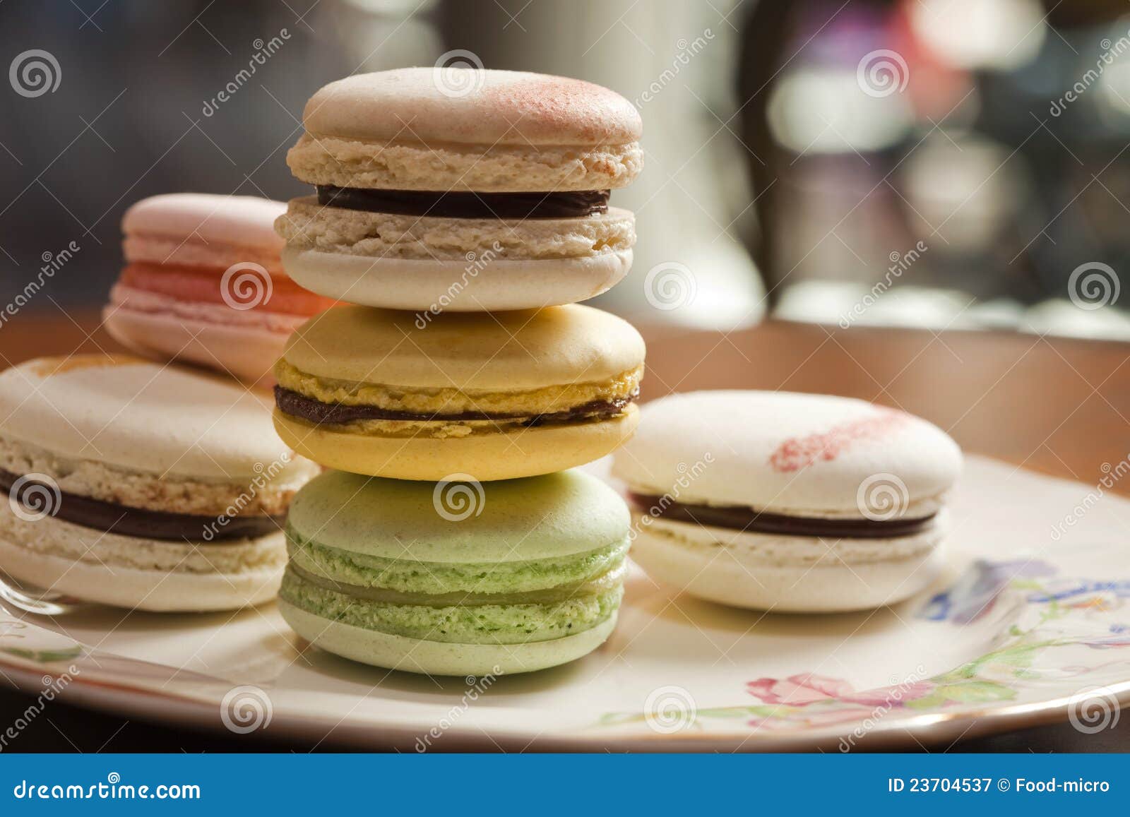 Macarons assortis image stock. Image du assiette, préparé - 23704537