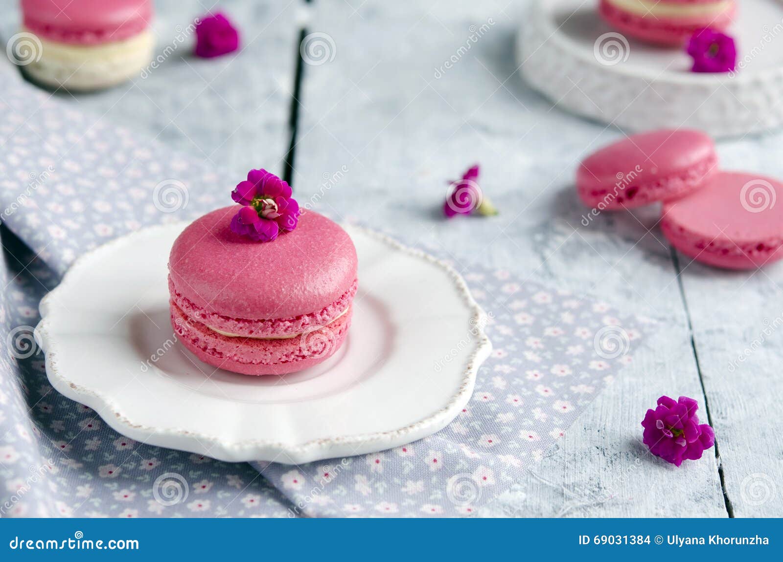 Macarons Cor-de-rosa Com Creme Do Vanilia Foto de Stock - Imagem de ...
