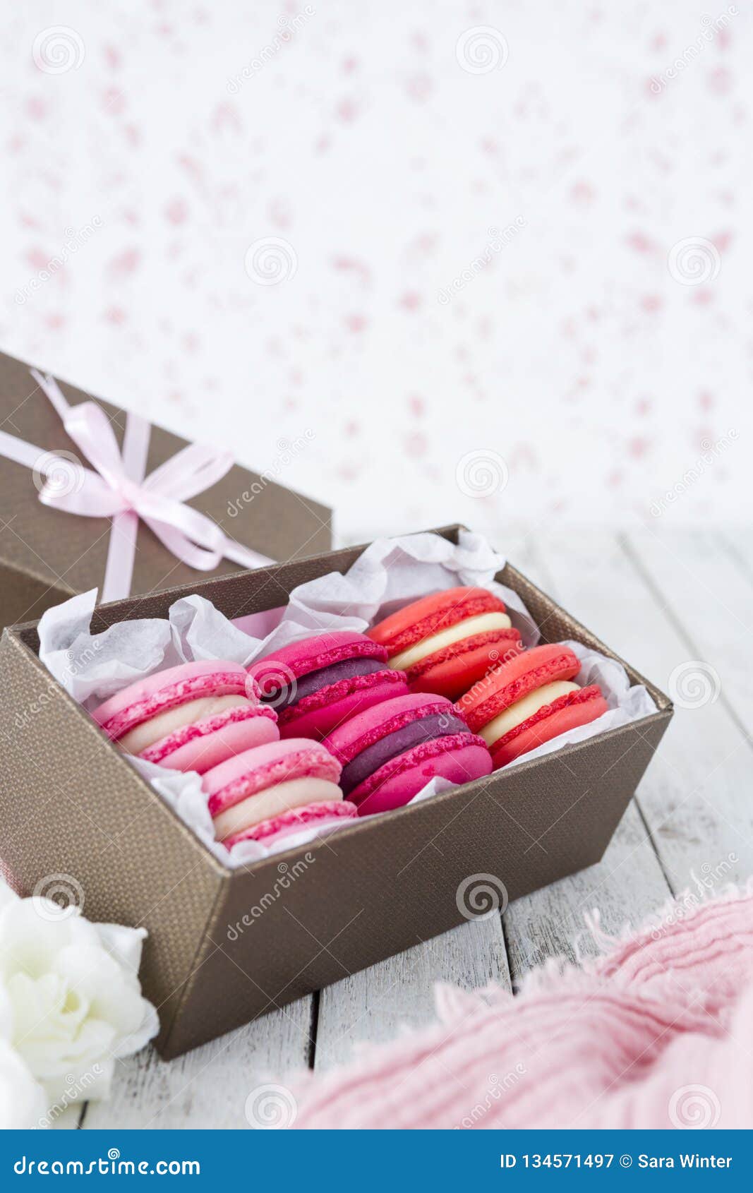 Macarons Cor-de-rosa Em Uma Caixa Imagem de Stock - Imagem de foto ...