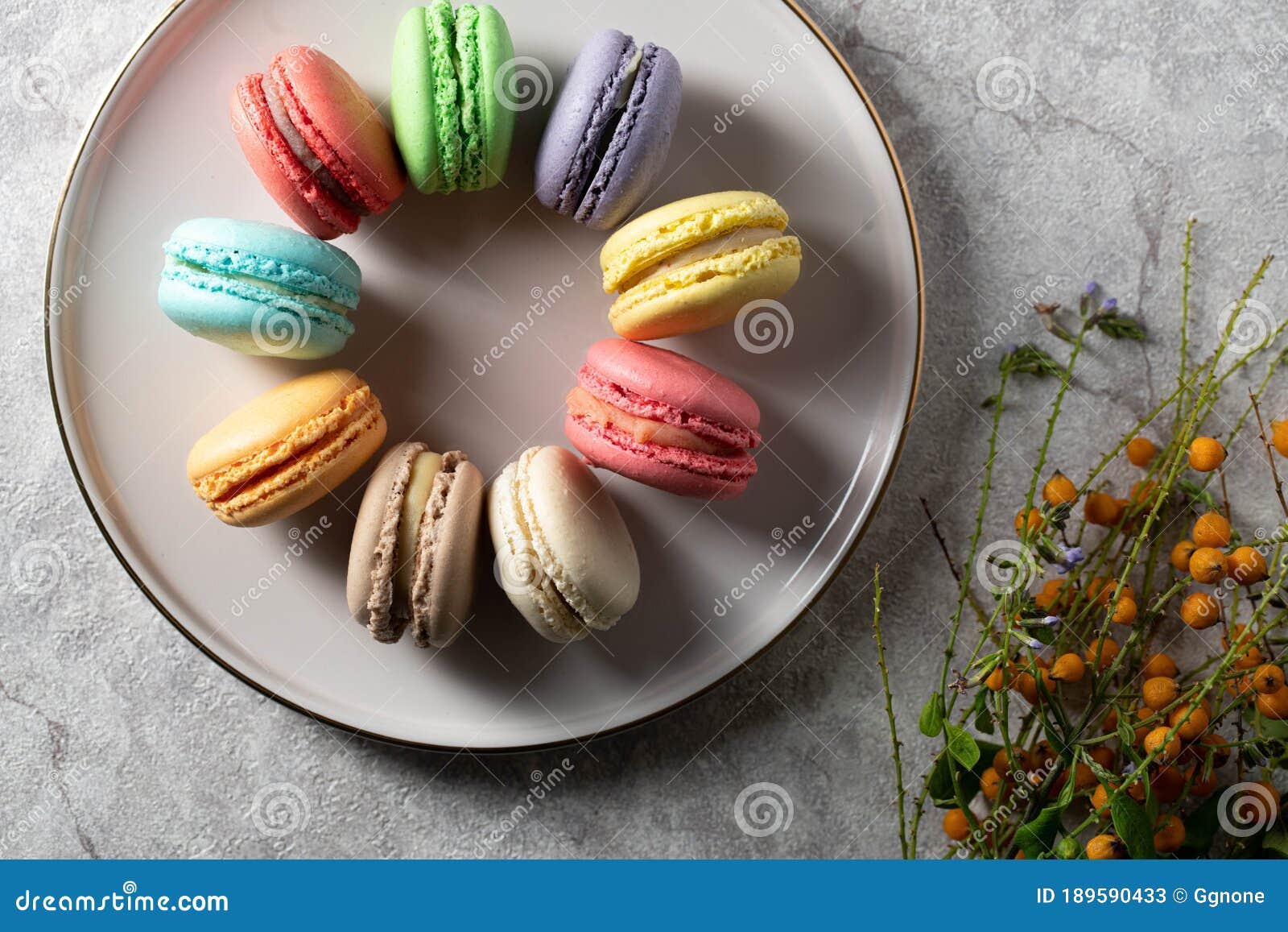 Macarons De Color Diferentes En Una Placa Imagen de archivo - Imagen de ...