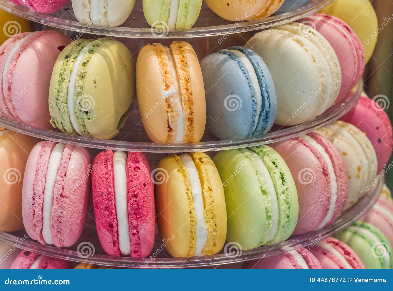 Macarons in Den Verschiedenen Farben Und in Den Aromen Stockfoto - Bild ...