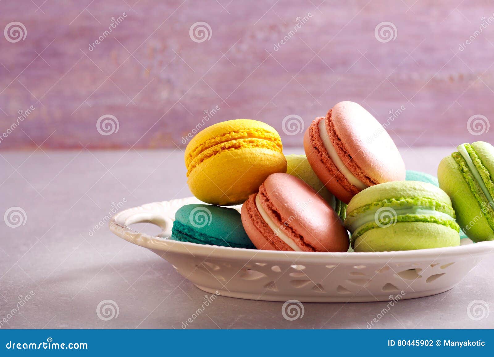 Macarons Der Unterschiedlichen Farbe Auf Einer Platte Stockfoto - Bild ...