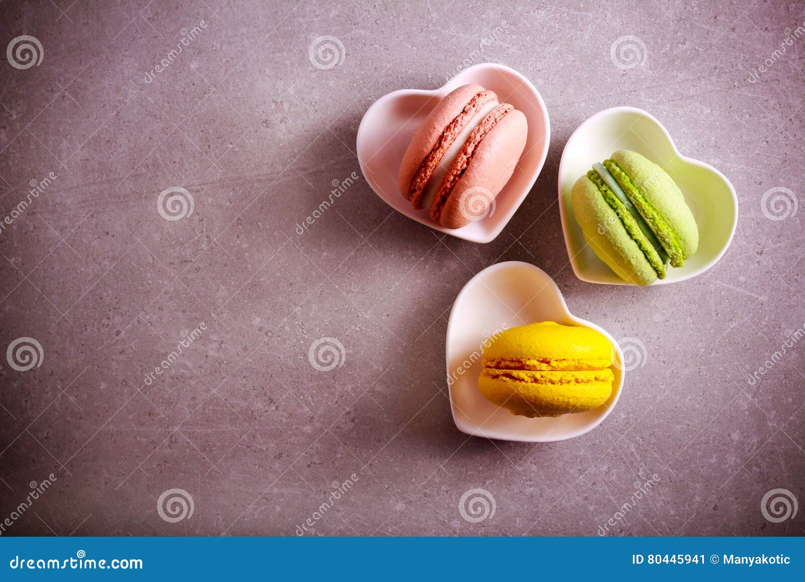 Macarons Der Unterschiedlichen Farbe in Einer Herzform Stockbild - Bild ...
