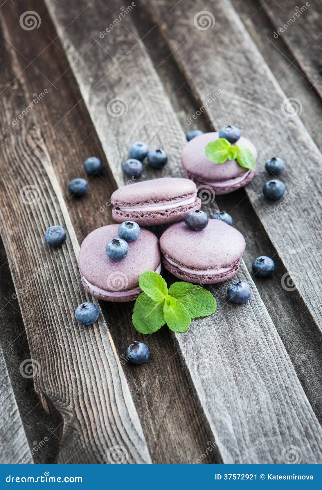 Macarons Francesi Viola Con Il Mirtillo E La Menta Immagine Stock ...
