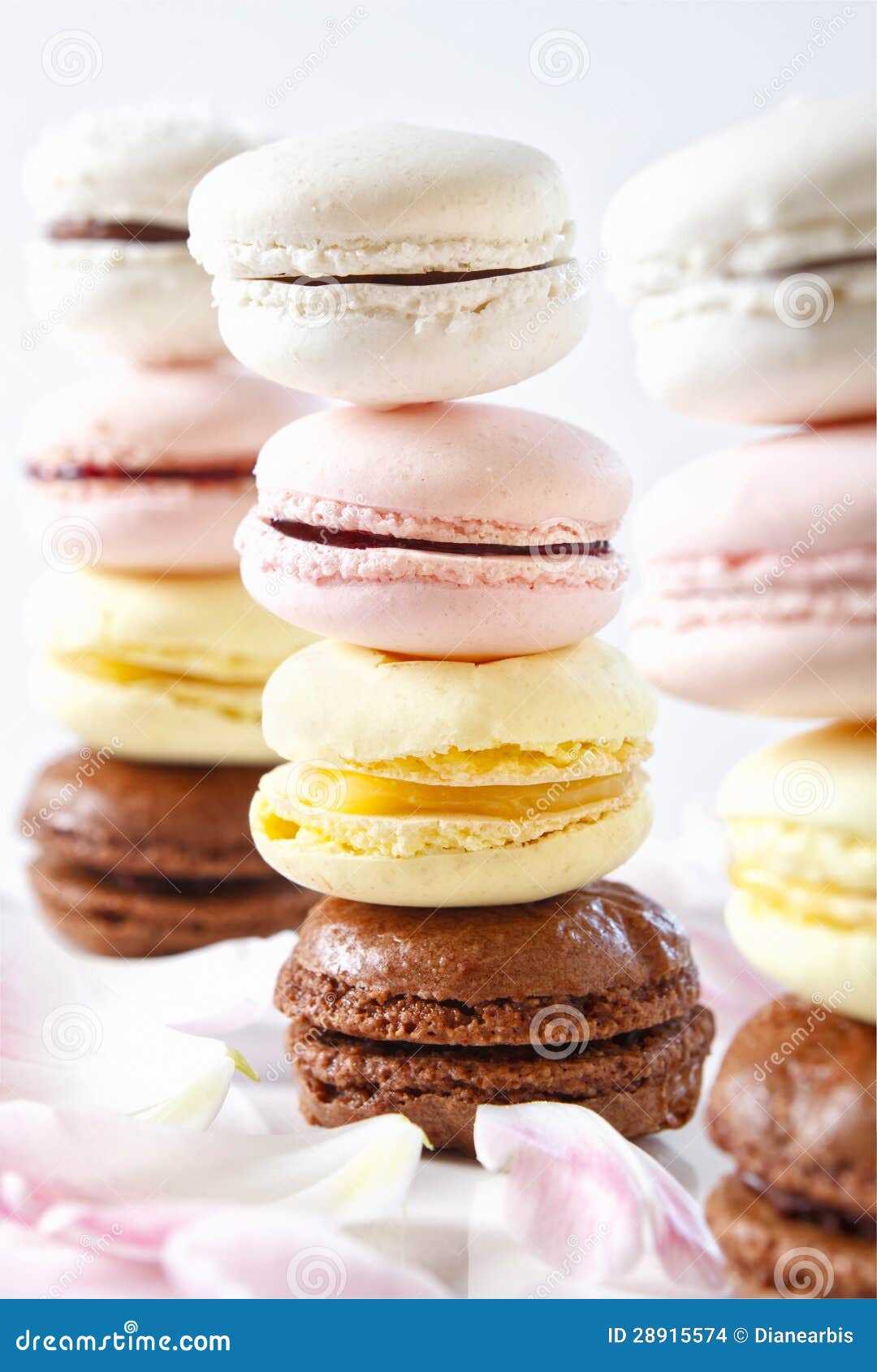 Macarrones franceses foto de archivo. Imagen de amarillo - 28915574