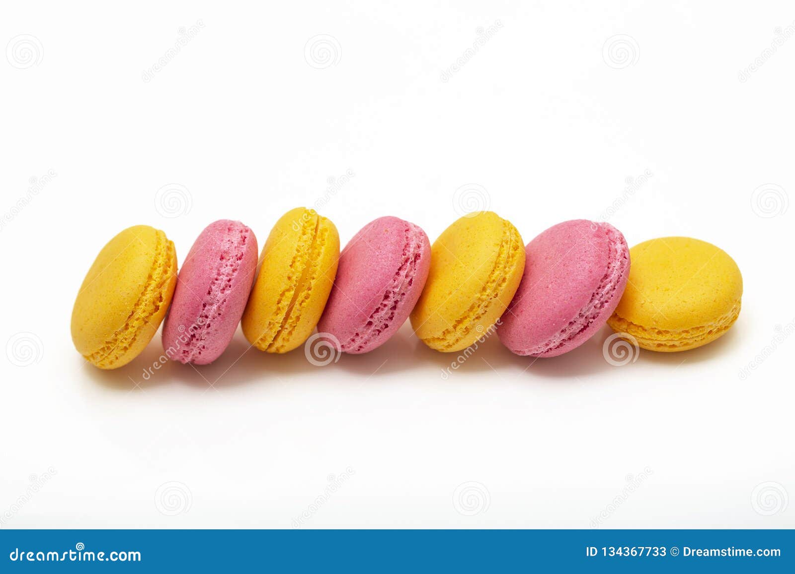 Macarrones Franceses Coloridos En El Fondo Blanco Imagen de archivo ...