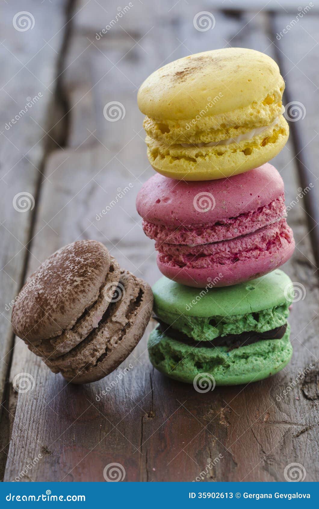 Macarrones Franceses Coloridos En Una Tabla De Madera Oscura Imagen de ...