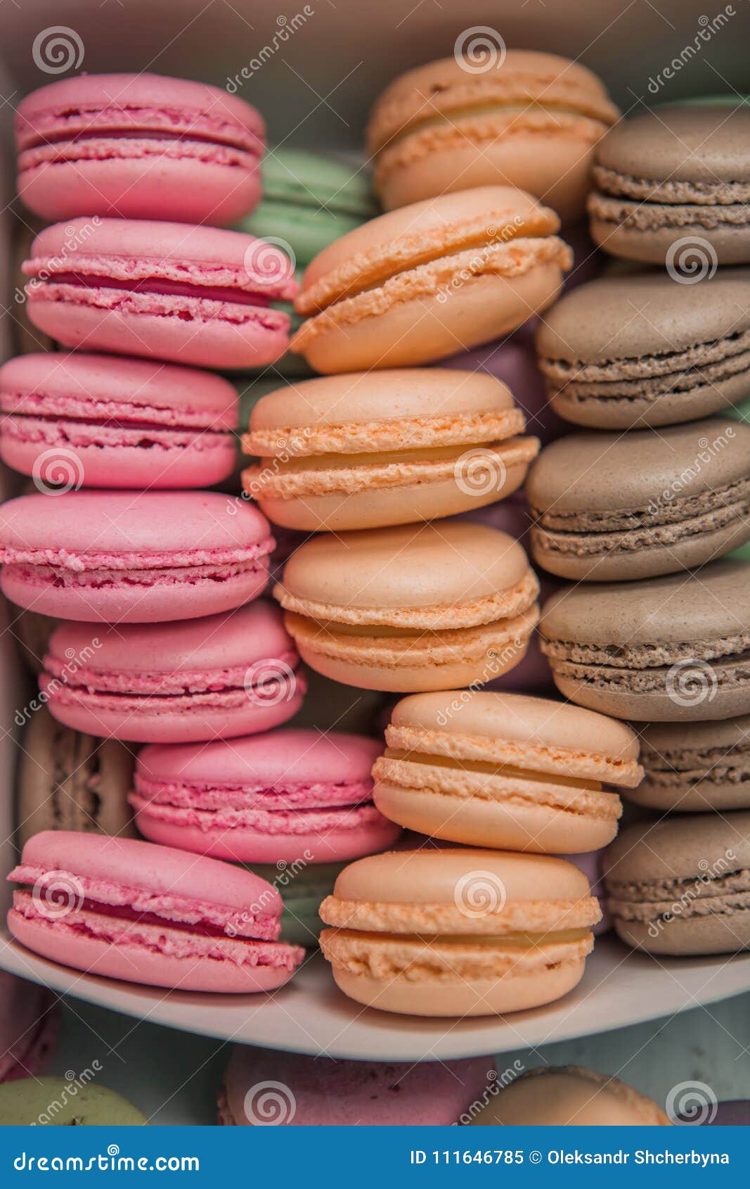 Macarrones Franceses Dulces En El Fondo Blanco Blanco Macarrones Dulces ...