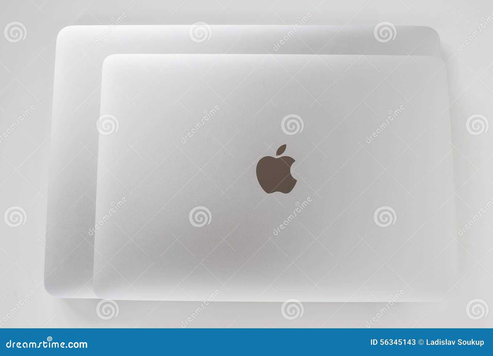MacBook 12 Silver 1st Gen VS MacBook Air 13 Editorial Stock Photo ...