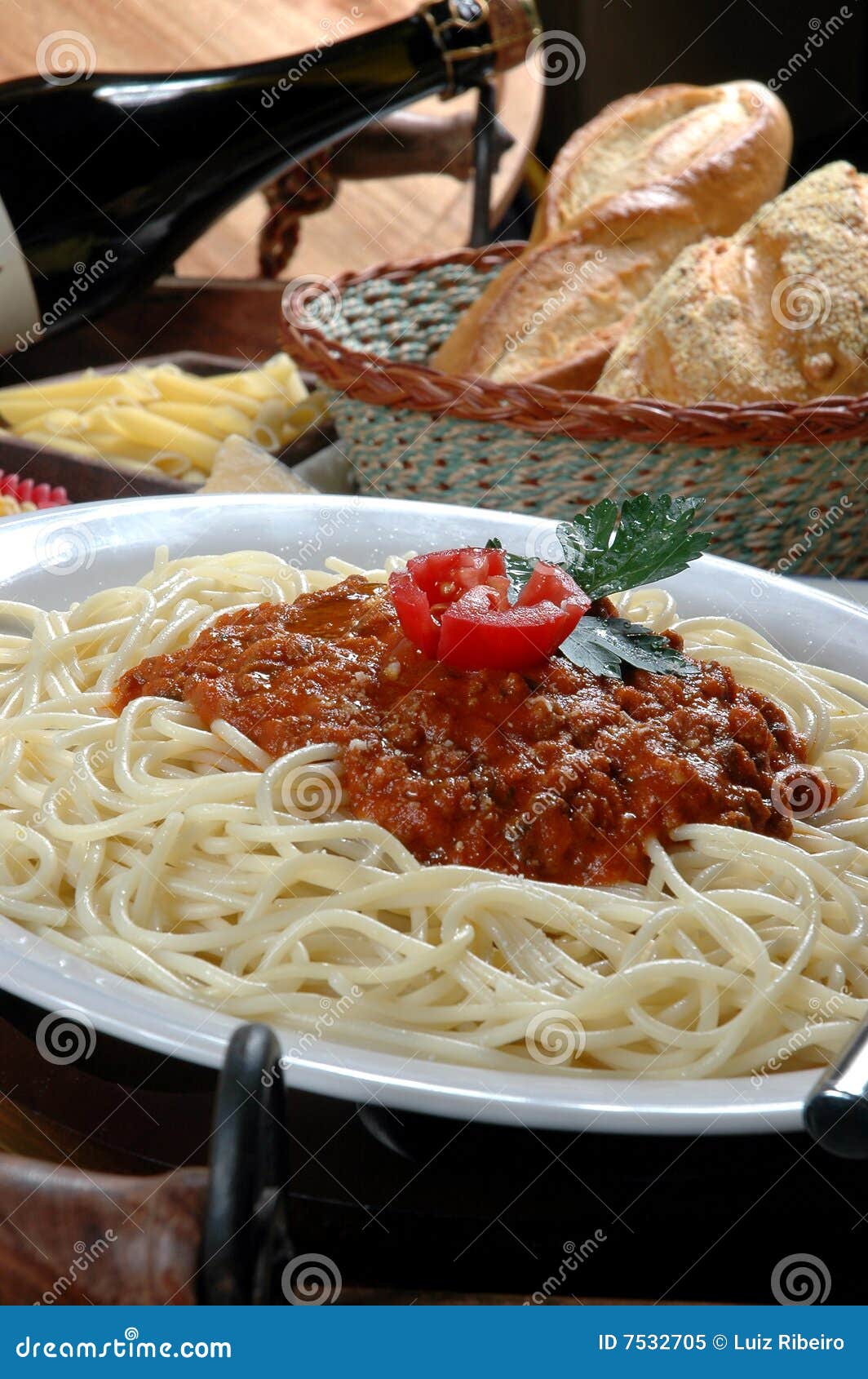 Maccheroni immagine stock. Immagine di erbe, aromatico - 7532705