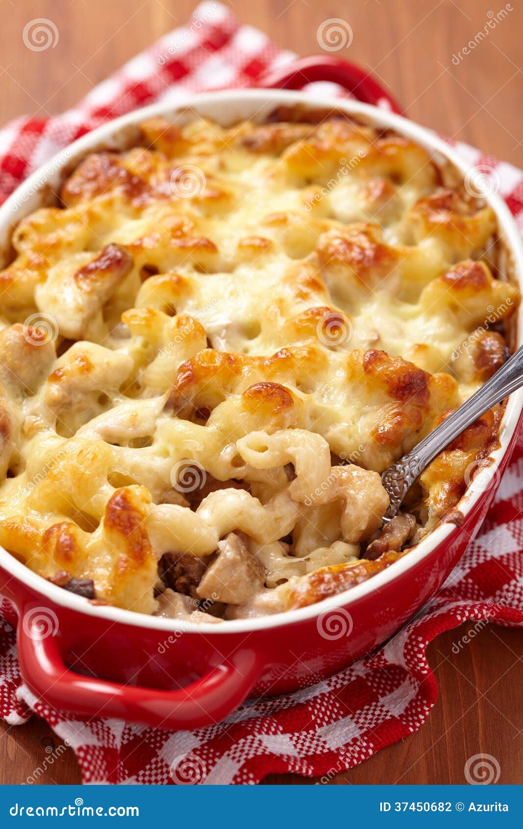 Maccheroni Con Formaggio, Il Pollo Ed I Funghi Fotografia Stock ...