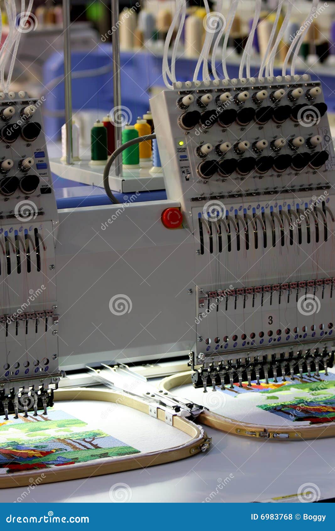 Macchina del ricamo fotografia stock. Immagine di cucito - 6983768