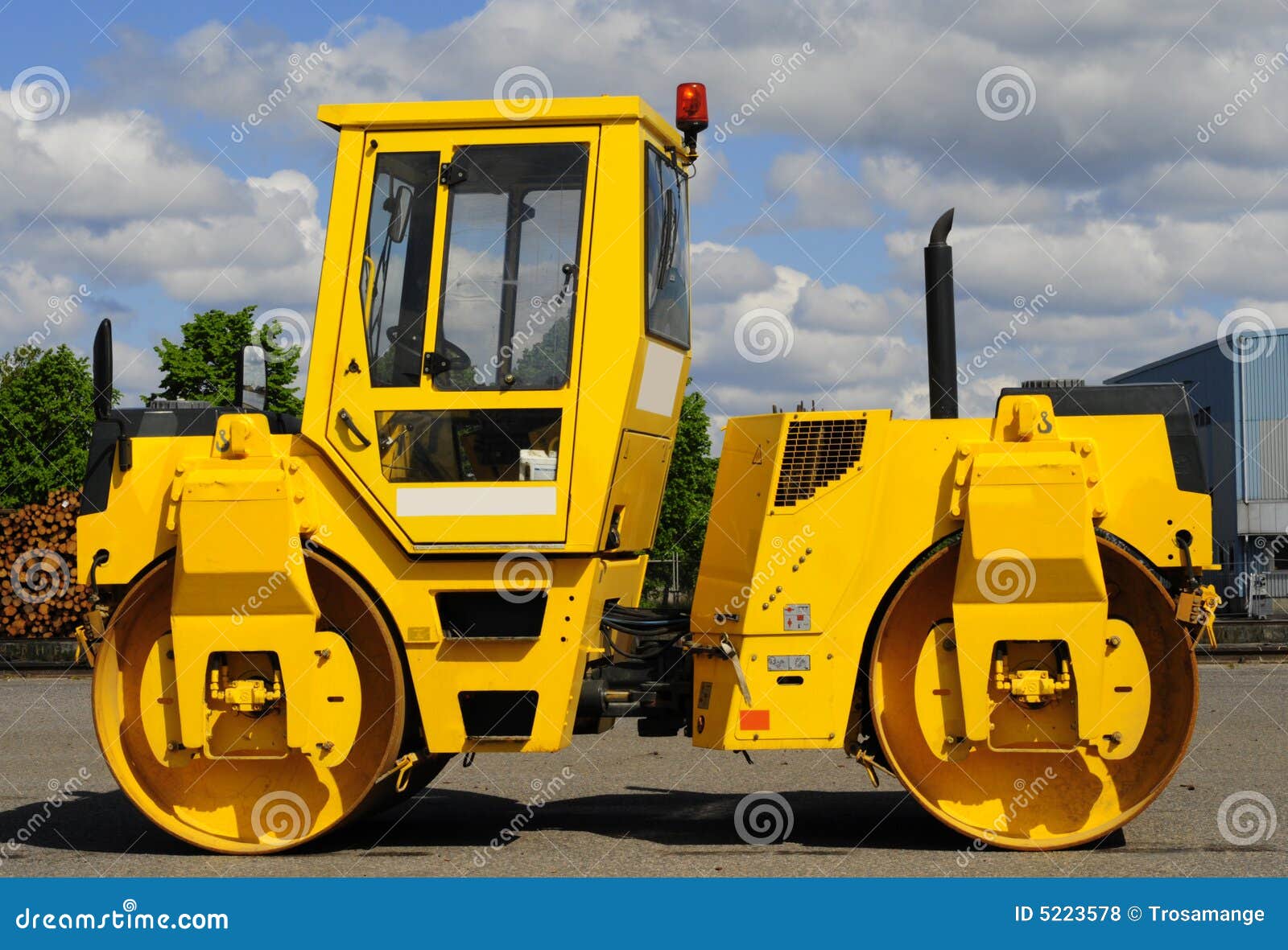 Macchina gialla fotografia stock. Immagine di nubi, meccanico - 5223578