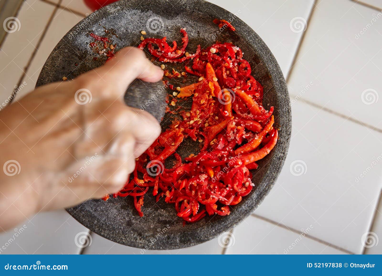 Machacamiento De Los Chiles Foto de archivo - Imagen de plato, alimento ...
