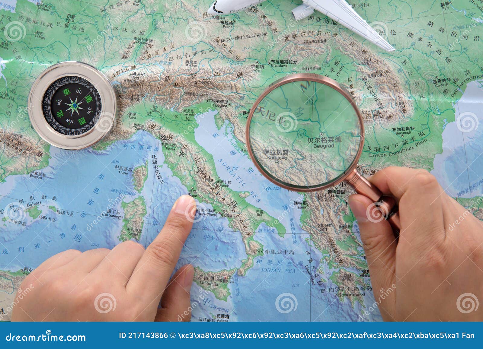 Machen Sie Einen Reiseplan Durch Das Studium Der Karte Von Europa Mit ...