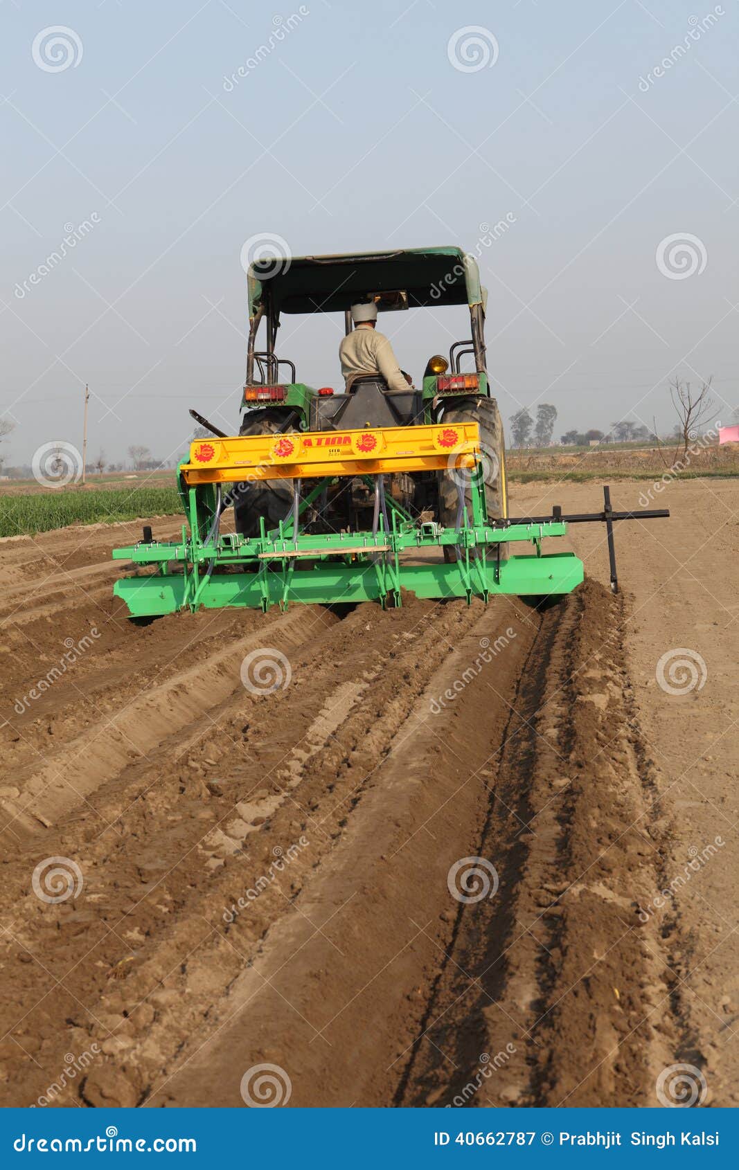 MACHINE AGRICOLE DE FORET DE GRAINE Photographie éditorial - Image du ...