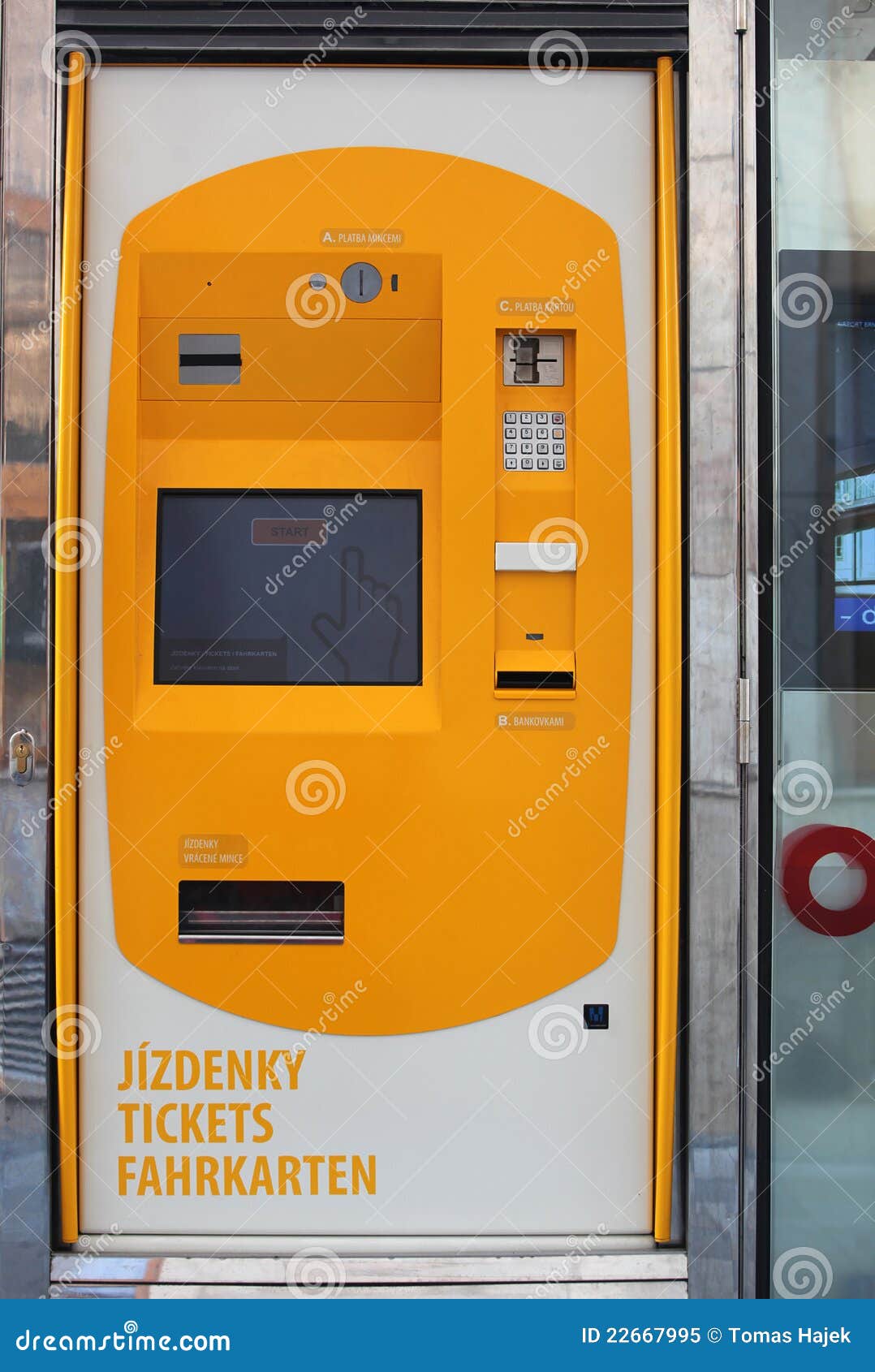 Machine Automatique De Billet Image stock - Image du métro, grilles ...