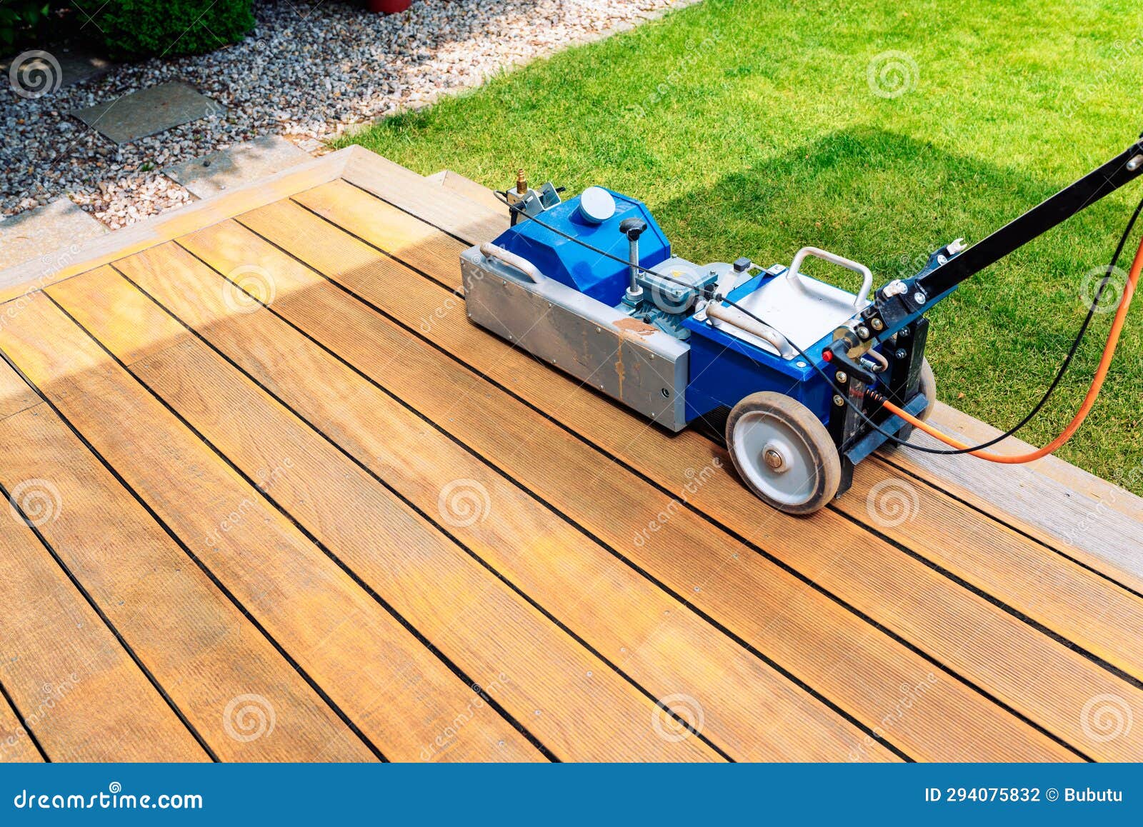 Machine Cleaning of a Wooden Terrace - Dry Method - Grinding the Boards ...
