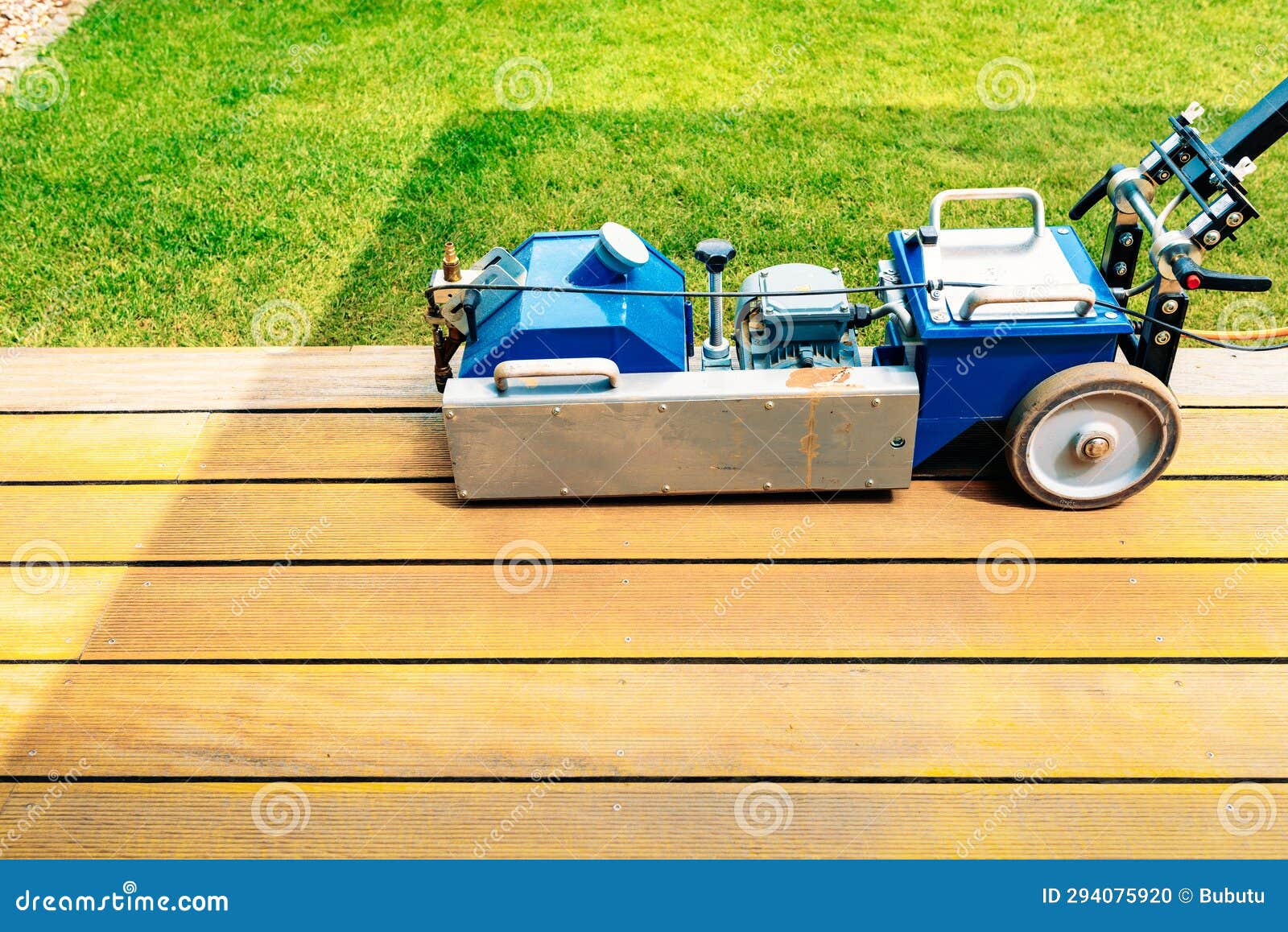 Machine Cleaning of a Wooden Terrace - Dry Method - Grinding the Boards ...