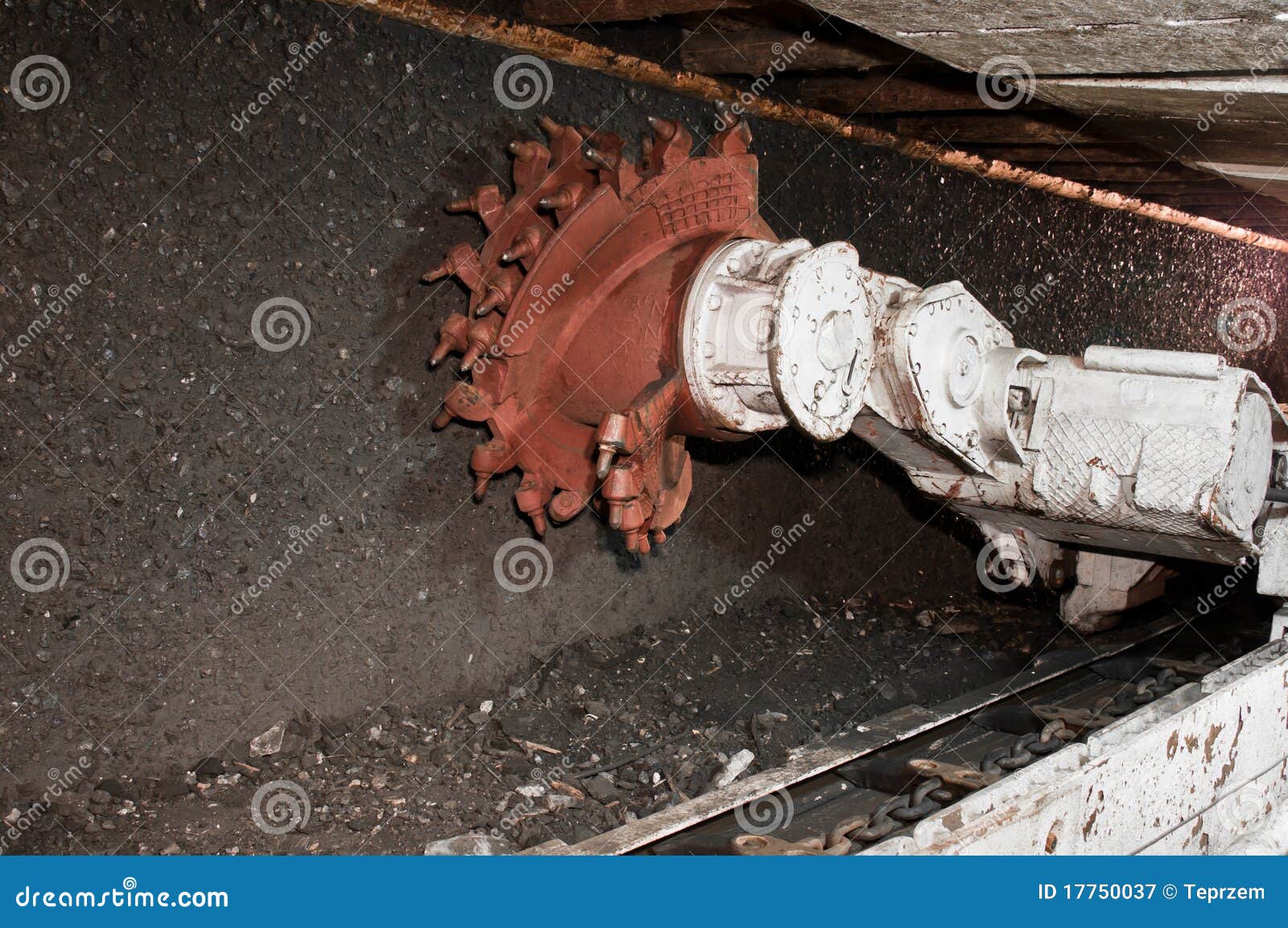 Machine d'abattage image stock. Image du lourd, souterrain - 17750037