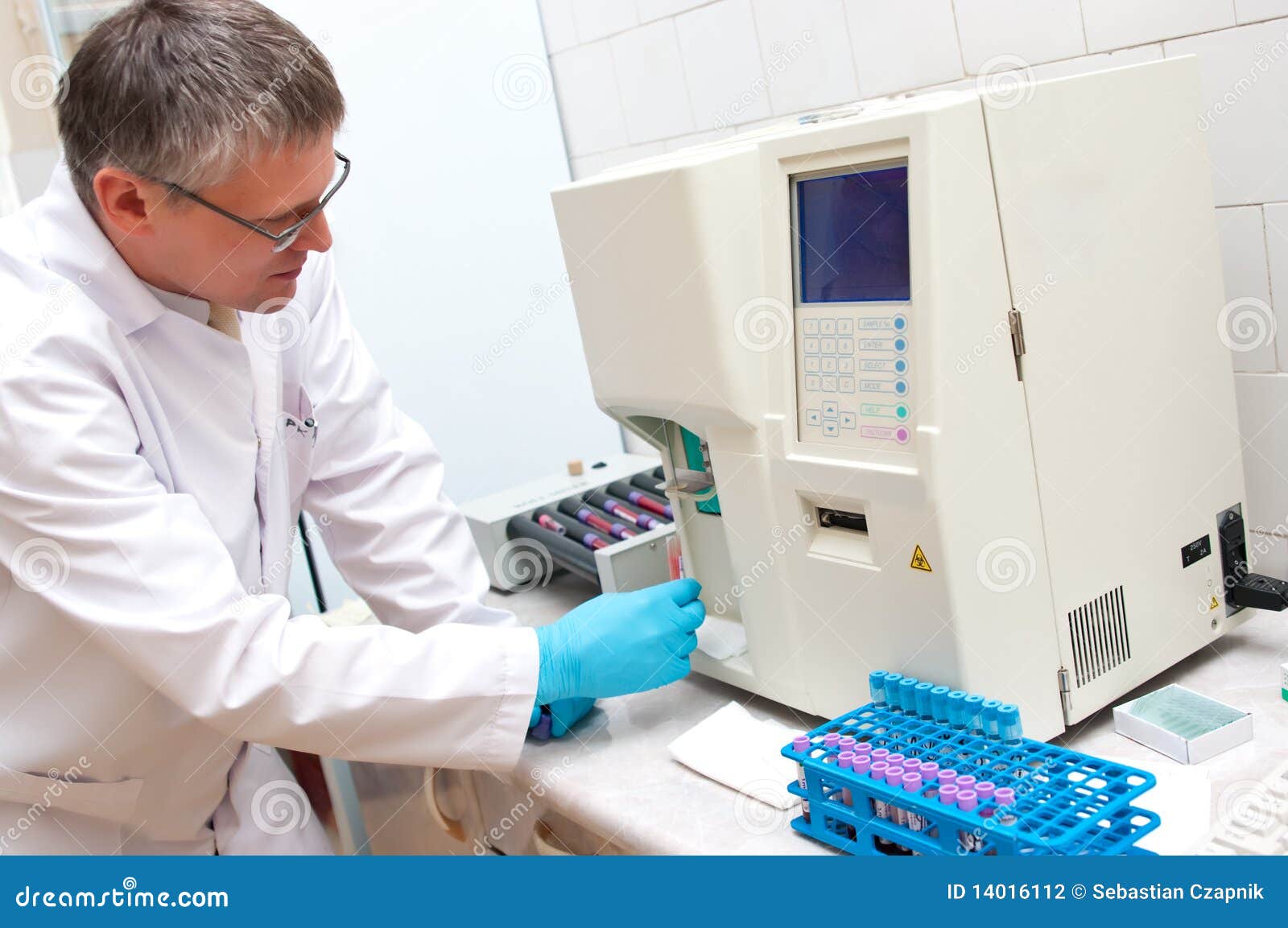 Machine d'analyse de sang photo stock. Image du santé - 14016112