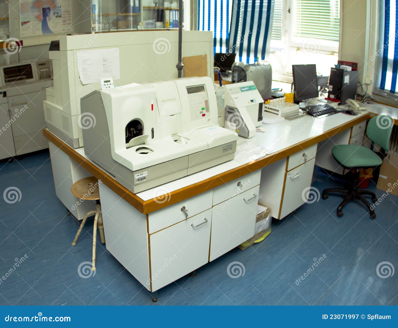 Machine d'analyse de sang image stock. Image of médical - 23071997