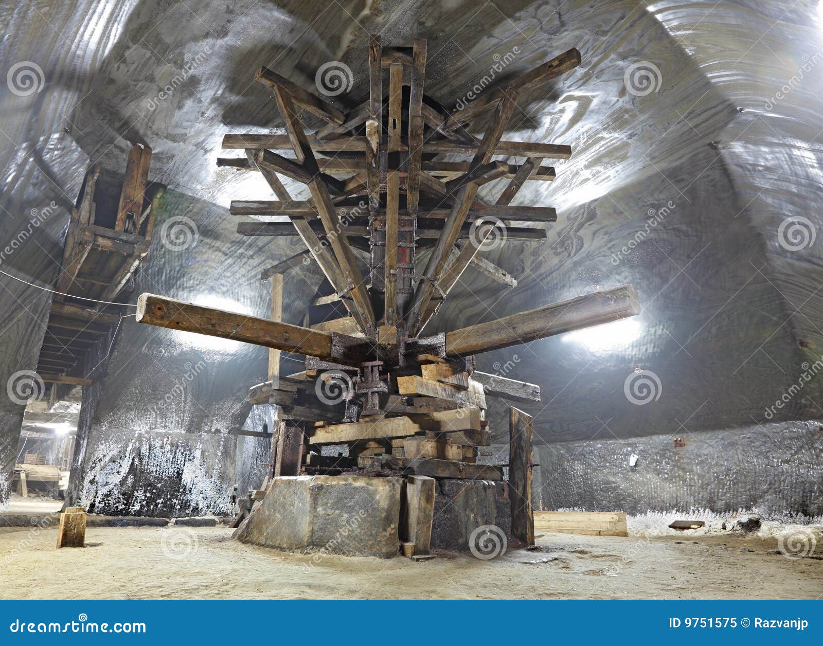 Machine D'extraction De Sel Image stock - Image du salin, machine: 9751575