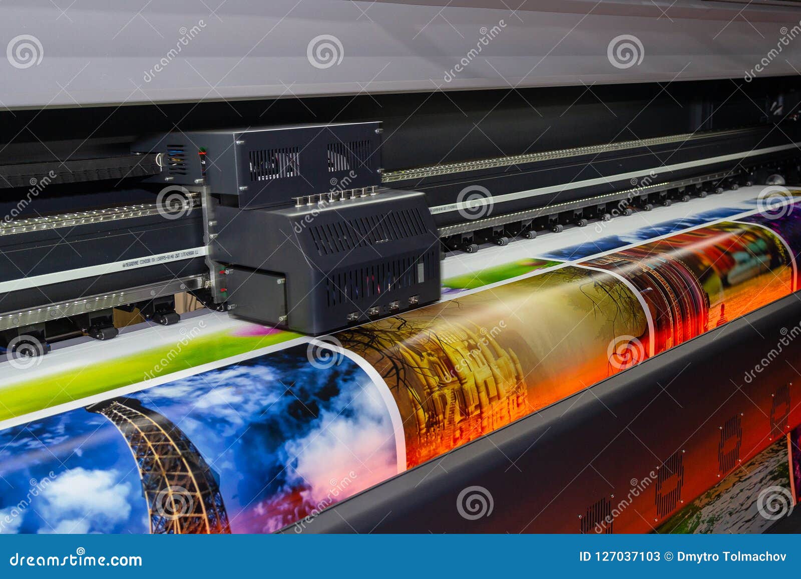 Machine D'impression De Grand Format En Fonction Photo stock éditorial ...
