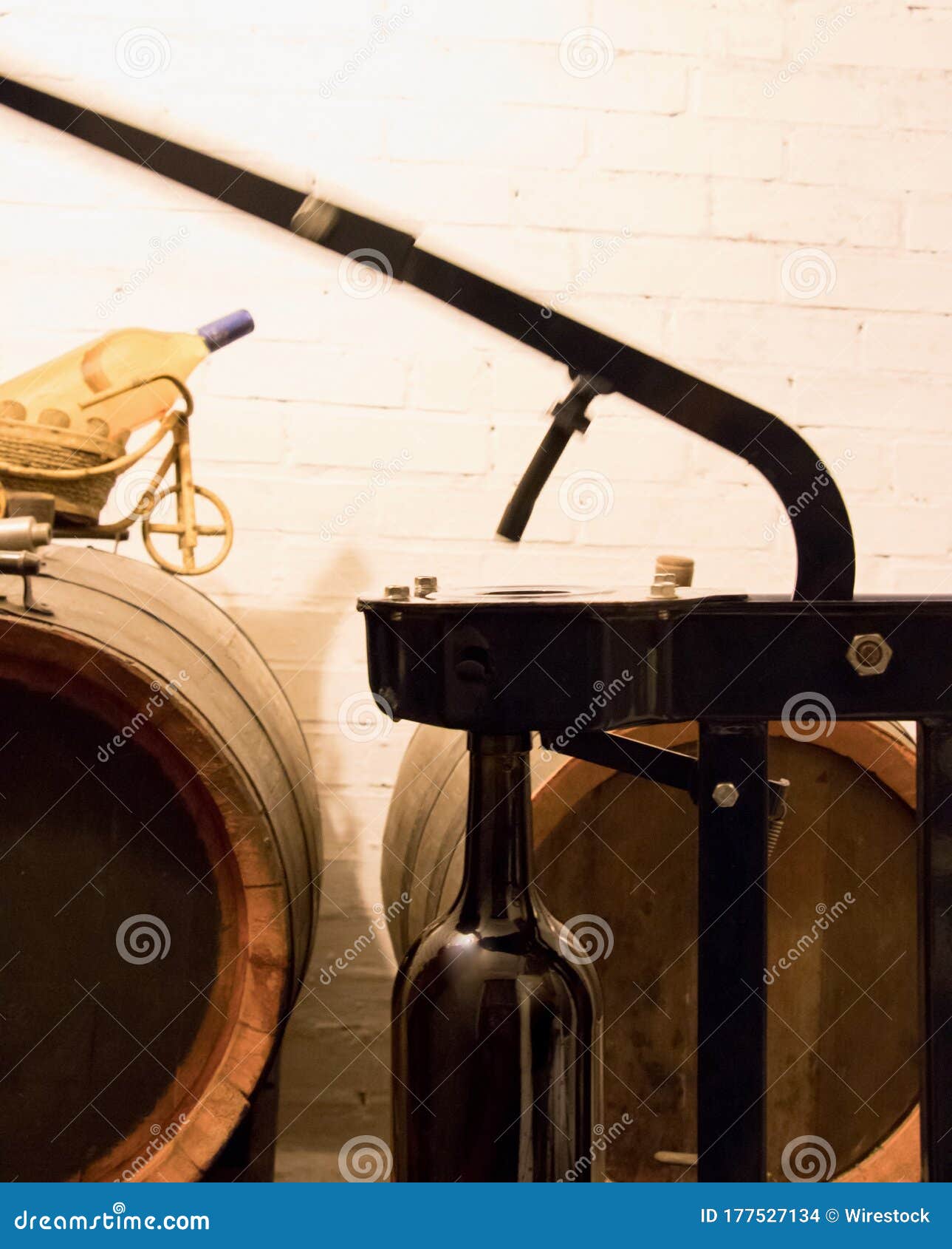 Machine De Bouchage Manuelle Photo stock - Image du qualité, historique ...