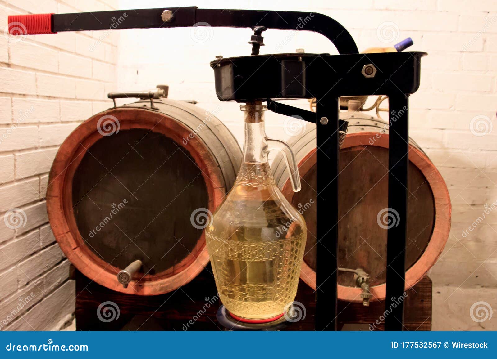 Machine De Bouchage Manuelle Image stock - Image du fond, vieux: 177532567