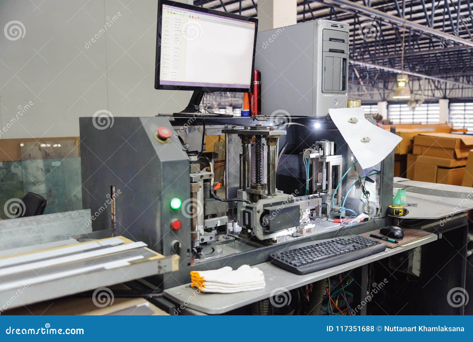 Machine De Cannelure Automatique Photo stock - Image du usine ...