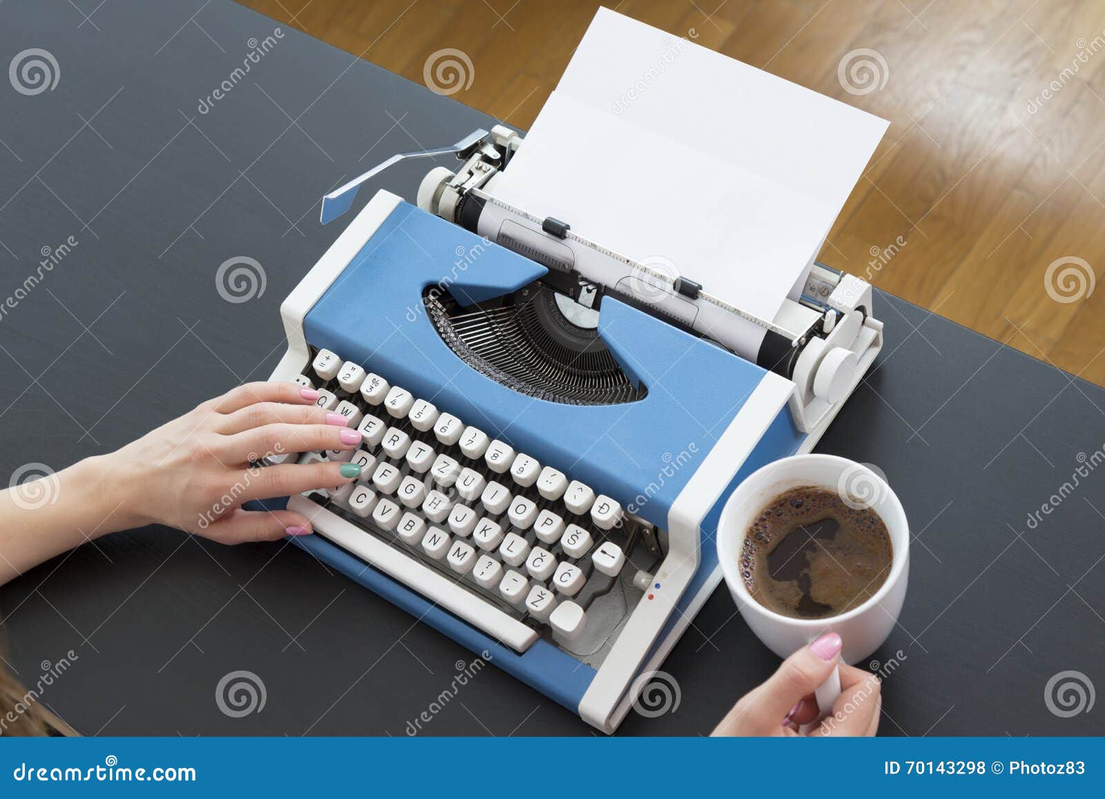 Machine de dactylographie photo stock. Image du bureau - 70143298