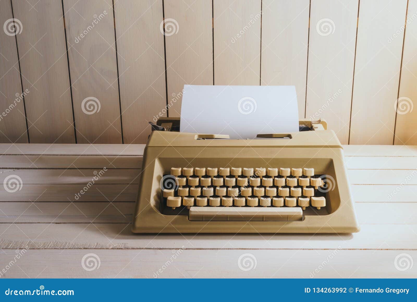 Machine De Dactylographie De Cru Sur Un Bureau Photo stock - Image of ...