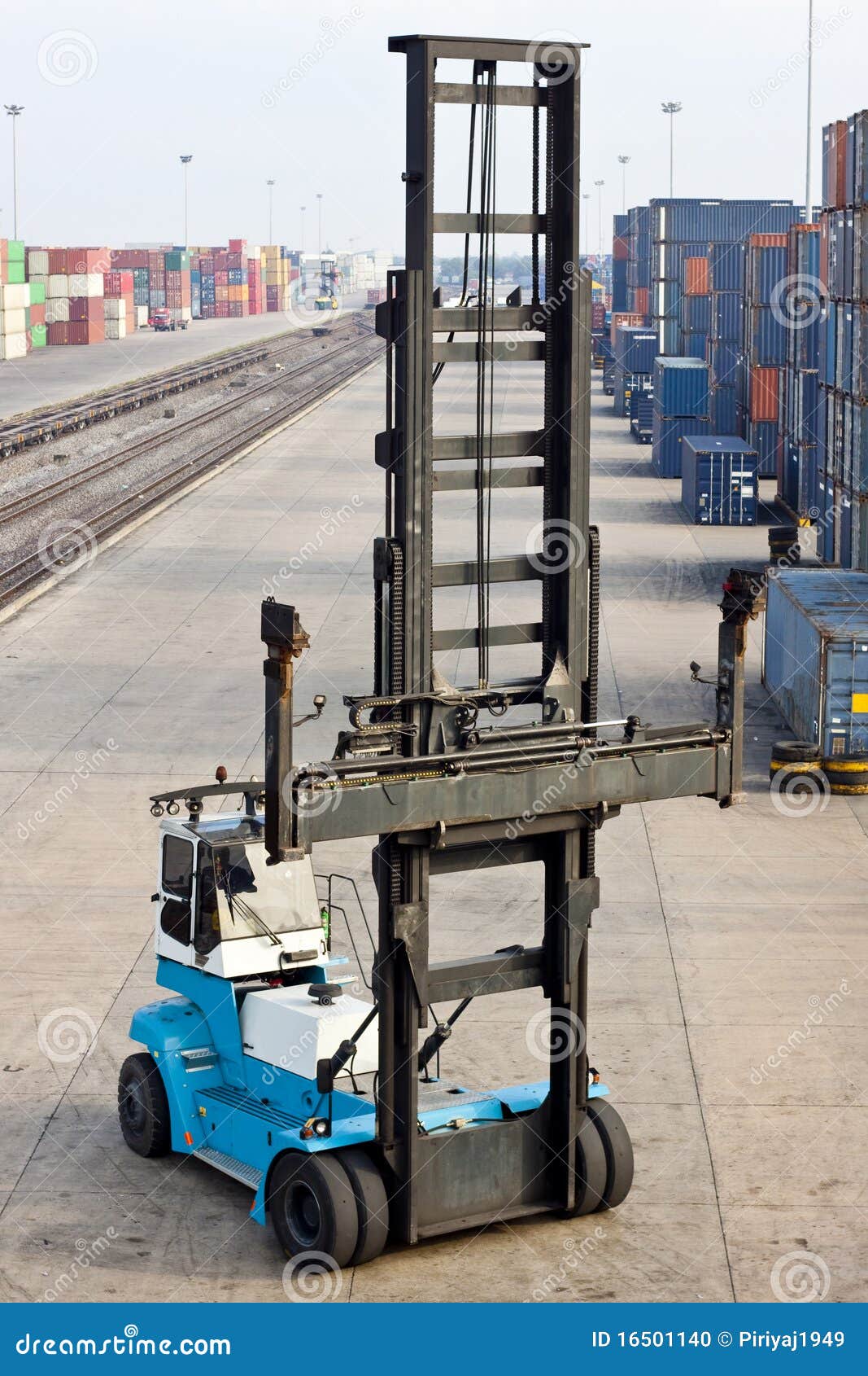 Machine De Levage Dans La Zone De Conteneur Photo stock - Image du ...